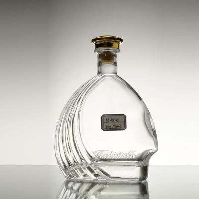 Cina 700 ml di Super Flint Glass Material Bottiglia di whisky per vodka chiara Sprits vuoti in vendita