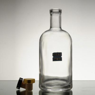 Cina 700 ml di Super Flint Glass Material Bottiglia di whisky per vodka chiara Sprits vuoti in vendita