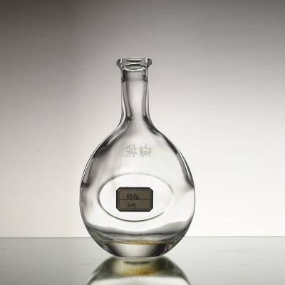 Cina 700 ml di Super Flint Glass Material Bottiglia di whisky per vodka chiara Sprits vuoti in vendita