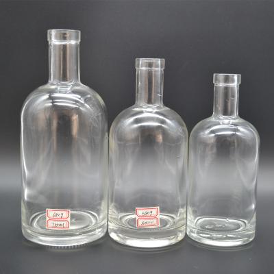 Cina Tequila personalizzata vuota in vetro alto rotondo bottiglia di gin Boston con sughero / tappi in vendita