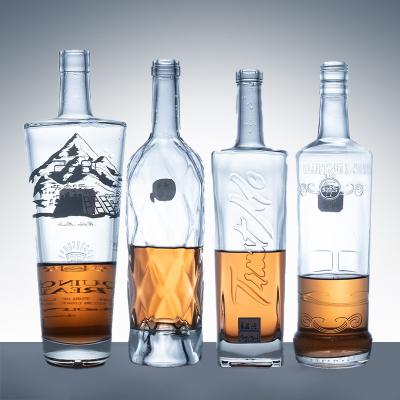 Cina Bottiglia di gin di 700 ml in vetro con design elegante e materiale in vetro Super Flint in vendita