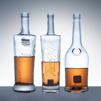 Cina Bottiglia di gin di 700 ml in vetro con design elegante e materiale in vetro Super Flint in vendita