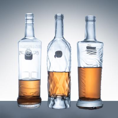 Cina Bottiglia di gin di 700 ml in vetro con design elegante e materiale in vetro Super Flint in vendita