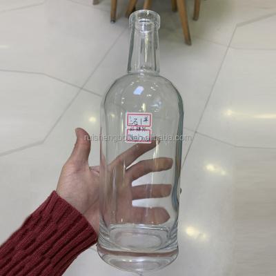Cina Super Flint 700ml Spirit Glass Vodka Flascia con sughero OEM/ODM Accettabile Personalizzabile in vendita