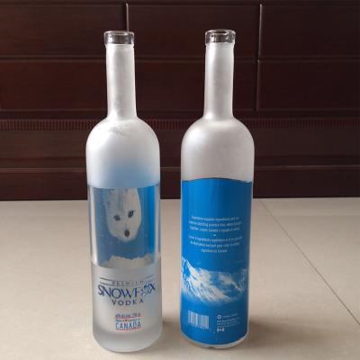 中国 1L ファンシー クリアグラス ウォッカ ボトル 氷表面処理と他の深層処理 販売のため