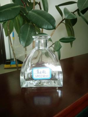 Cina Bottiglia di vetro di profumo di piccole capacità di design elegante per soluzioni di imballaggio sostenibili in vendita