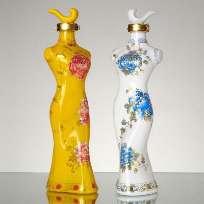 Cina Bottiglia in vetro di vodka a forma di razzo da 750 ml personalizzata per bevande online con tappo a vite in vendita