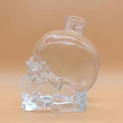 Cina Bottiglia in vetro di vodka a forma di razzo da 750 ml personalizzata per bevande online con tappo a vite in vendita