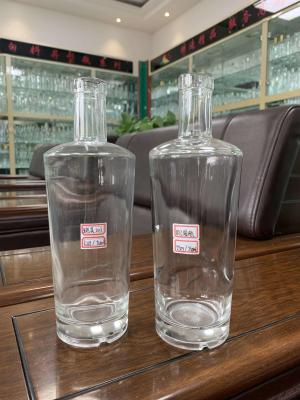 Cina Bottiglia di vetro per liquori da 500 ml a 750 ml con materiale in vetro Super Flint in vendita