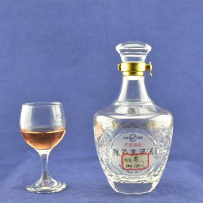 China 500 ml 750 ml glazen vodka whisky flessen super flint glas materiaal en platte basis ontwerp Te koop