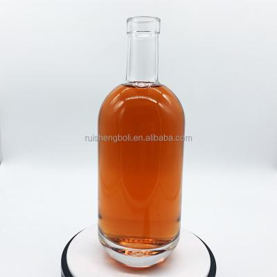 Cina Materiale di vetro Super Flint 700 ml Bottiglie di vetro di sughero per vodka whisky rum in vendita