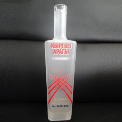 Cina Bottiglia di vetro di incisione per 500ml 700ml Capacità etichetta privata Spray Vodka Liquore in vendita