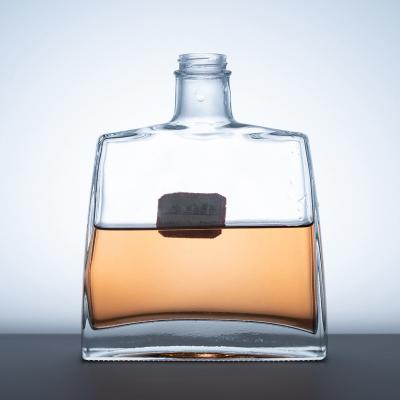 Cina Bevande industriali High End Quadrato intagliato Liquore Tequila Boston Bottiglia di vetro con coperchio in vendita