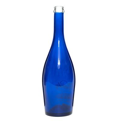 Cina Materiale del colletto Vetro Super Flint 700 ml Bottiglie Skull per liquori come vodka e whisky in vendita