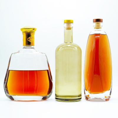 Cina Bottiglia di vetro quadrata per bevande industriali da 700 ml con superficie decal e finitura nera opaca in vendita