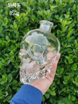 Cina Bottiglie di liquore in vetro su misura quadrata per liquori Vodka Gin Rum Whisky 700 ml Cork in vendita