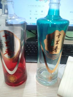 Cina Bottiglie di vino in vetro trasparente personalizzate per tequila whisky brandy 750ml 500ml 1000ml in vendita