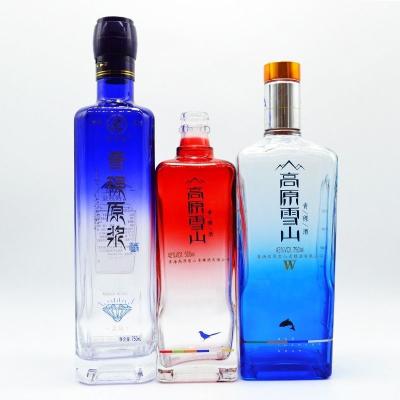 Cina Bottiglie di vino in vetro trasparente personalizzate per tequila whisky brandy 750ml 500ml 1000ml in vendita
