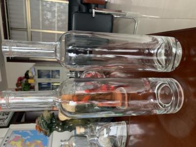 Cina Materiale del colletto Vetro Super Flint 750 ml Whiskey Vodka Liquor Oil Bottle con coperchio di sughero in vendita