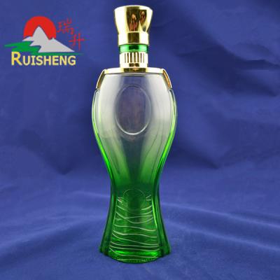 Cina Bottiglia di vetro di incisione per 500ml 700ml Capacità etichetta privata Spray Vodka Liquore in vendita