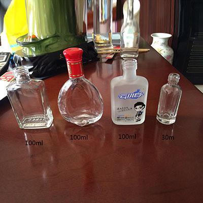 Cina Bottiglia di vetro incisa per whisky 750 ml Quadratura Bottiglia elettroplata Super Fresco di vetro in vendita