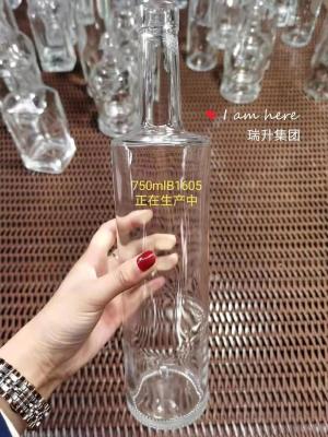 Cina Bottiglie di vetro Super Flint per vodka whisky liquore in 500ml 700ml 75cl materiale ghiacciato in vendita