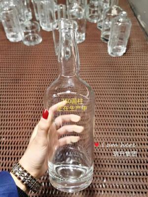 Cina Bottiglie di vetro Super Flint per vodka whisky liquore in 500ml 700ml 75cl materiale ghiacciato in vendita