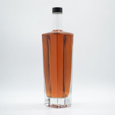 Cina Materiale bianco cristallino Bottiglia di vetro quadrata 500 ml per alcolici Gin Rum Vodka Whiskey in vendita