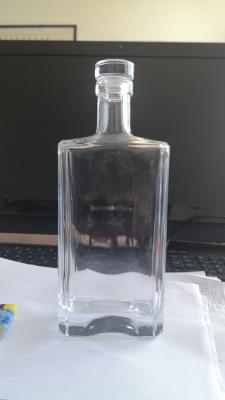 Cina Materiale bianco cristallino Bottiglia di vetro quadrata 500 ml per alcolici Gin Rum Vodka Whiskey in vendita
