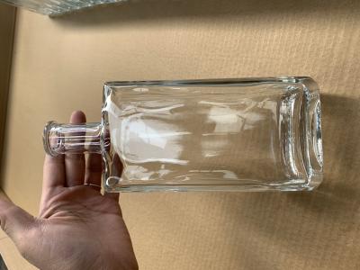 Cina Materiale bianco cristallino Bottiglia di vetro quadrata 500 ml per alcolici Gin Rum Vodka Whiskey in vendita