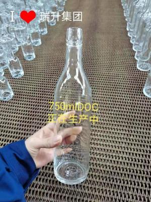 Cina Super Flint Glass Fancy Unique Shape Frosted 750ml Color vuoto Spray Vino Bottiglia di vetro 500ml per liquori in vendita