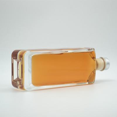 China Garrafa de vidro quadrada personalizada para bebidas alcoólicas Gin Tequila Vodka 750ml/700ml/500ml à venda