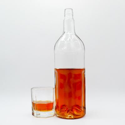 China 750 ml op maat gemaakt glasfles voor gedistilleerde dranken Doorzichtige onregelmatige tequilafles Te koop