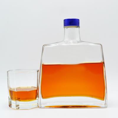 China 750 ml op maat gemaakt glasfles voor gedistilleerde dranken Doorzichtige onregelmatige tequilafles Te koop