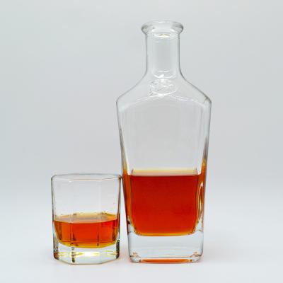 China 750 ml op maat gemaakt glasfles voor gedistilleerde dranken Doorzichtige onregelmatige tequilafles Te koop