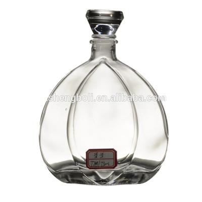 Cina Bottiglia di cristallo bianco di vetro per bevande di design elegante 500ml 750ml Vodka Whiskey Brandy in vendita