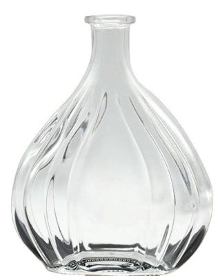 Cina Bottiglia di cristallo bianco di vetro per bevande di design elegante 500ml 750ml Vodka Whiskey Brandy in vendita