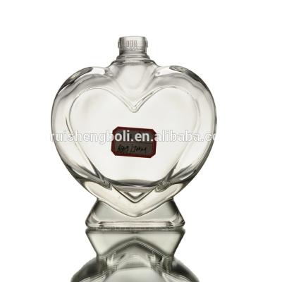Cina Bottiglia di cristallo bianco di vetro per bevande di design elegante 500ml 750ml Vodka Whiskey Brandy in vendita