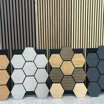 China Painéis de parede de madeira de hexágono Painel acústico de madeira Akupanel para parede e teto à venda