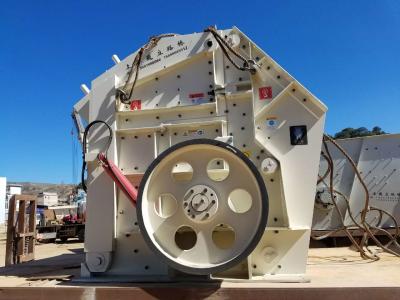 Cina Attrezzatura schiacciante di pietra orizzontale a basso rumore del frantumatore a urto una capacità di 300 t/h in vendita