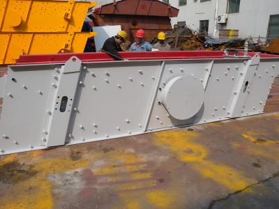 China Alimentador vibratorio de la cubierta de la máquina doble del tamiz vibratorio para los agregados que se separan en venta
