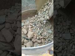 Il frantoio per pietre del calcare della cava di estrazione mineraria parte i trasportatori di gomma della cinghia di trasporto