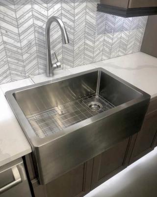 Cina I rubinetti contemporanei montati scrittorio del lavandino di cucina con tirano giù lo spruzzatore in vendita