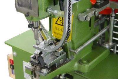 Cina FOSHAN Calzature Machine Automatic Eyelet Machine for Shoe Eyelet Riveting Peso 230KG Dimensioni della macchina 550*600*1430mm in vendita