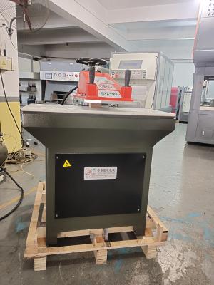Cina 20 tonnellate di cuoio artificiale originale sedile auto braccio oscillante macchina di taglio a stampo a scatto per calzature di fabbricazione in vendita