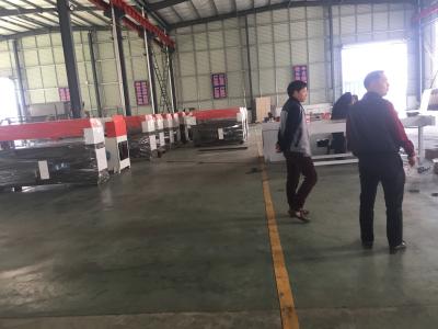 China Hydraulic Die Cutting Machine Equipped with Feeding Table Suitable for Sheet and Rolls Materials Operation by One Worker for sale