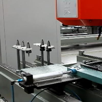 Cina Macchine per finestre usate fabbrica di attrezzature per finestre macchina di fresatura per finestre in alluminio macchina per la fabbricazione di porte per finestre in vendita