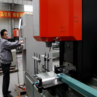 Cina Macchine per finestre usate fabbrica di attrezzature per finestre macchina di fresatura per finestre in alluminio macchina per la fabbricazione di porte per finestre in vendita