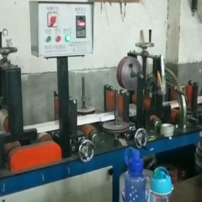 Cina OEM ODM macchina di assemblaggio termico di rottura macchina di laminazione di pellicola per profilo di finestra in alluminio in vendita