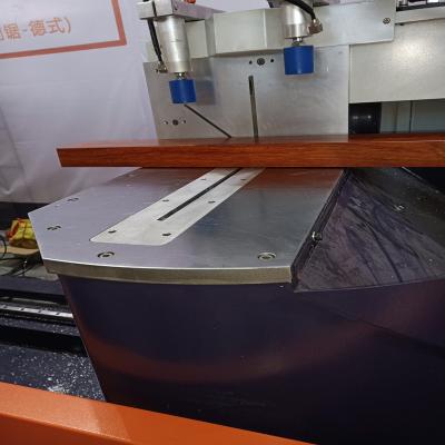 Chine Machine à paroi de rideau à angle composé à 5 axes CNC double scie à mitre 4kw*2 2800r/min à vendre